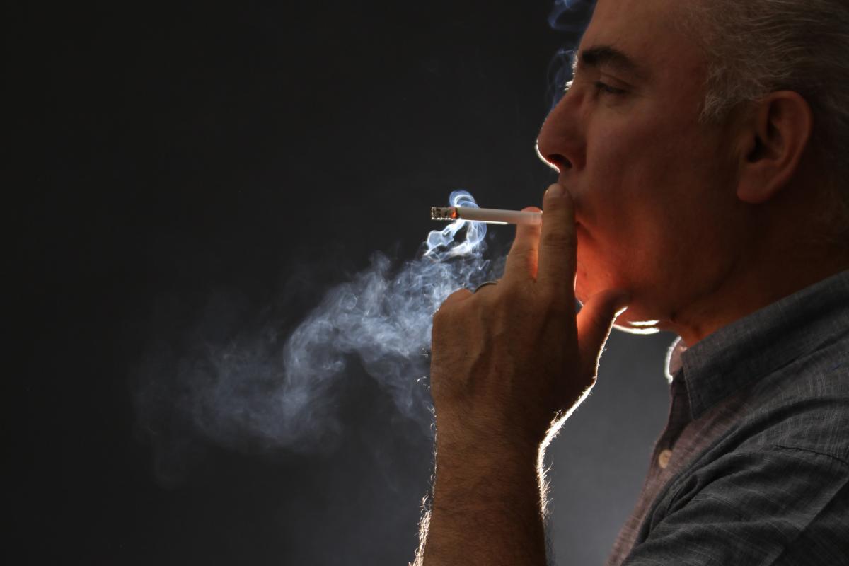 Solo se podrá fumar en 3 sitios: la casa, el auto y la vía pública | BI ...