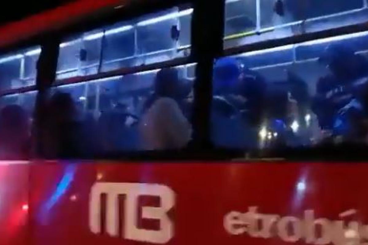 Chocan 2 unidades del Metrobús en CDMX | BI Noticias