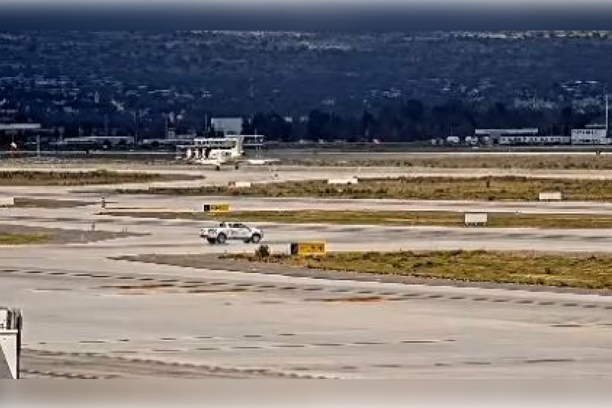 [VIDEO] Aterriza de emergencia avión de FGR en el AIFA | BI Noticias