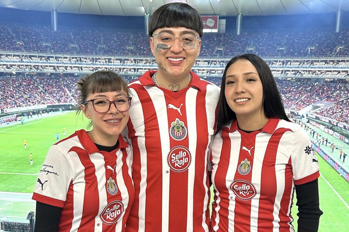En Medio De La Polémica Dani Flow Asistió Al Partido De Las Chivas Con Su Esposa Y Su Novia