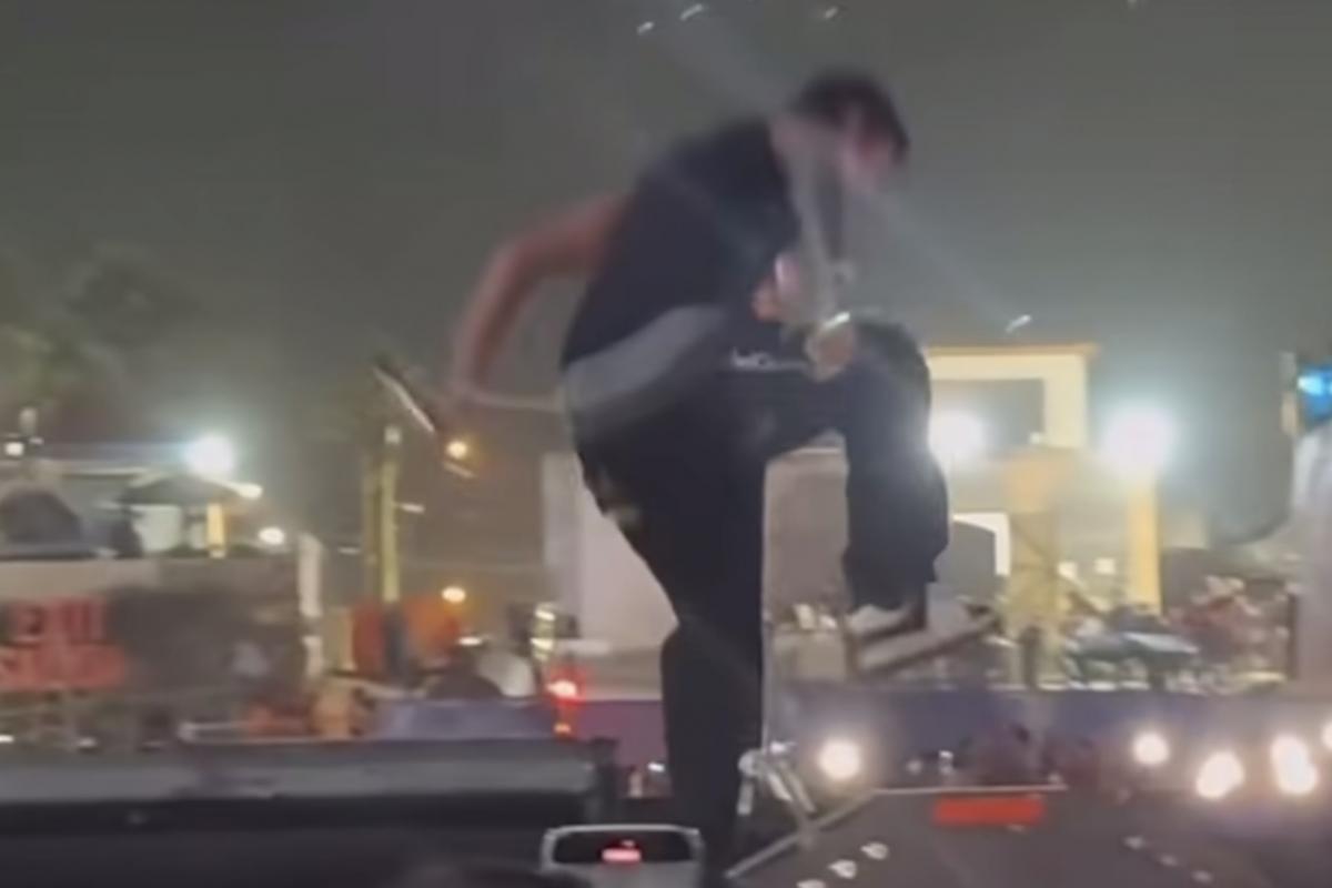 [VIDEO] Natanael Cano golpea a DJ y rompe equipo durante concierto | BI Noticias